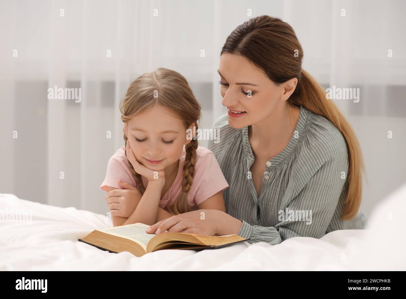 Tween girl reading hi-res stock photography and images - Alamy