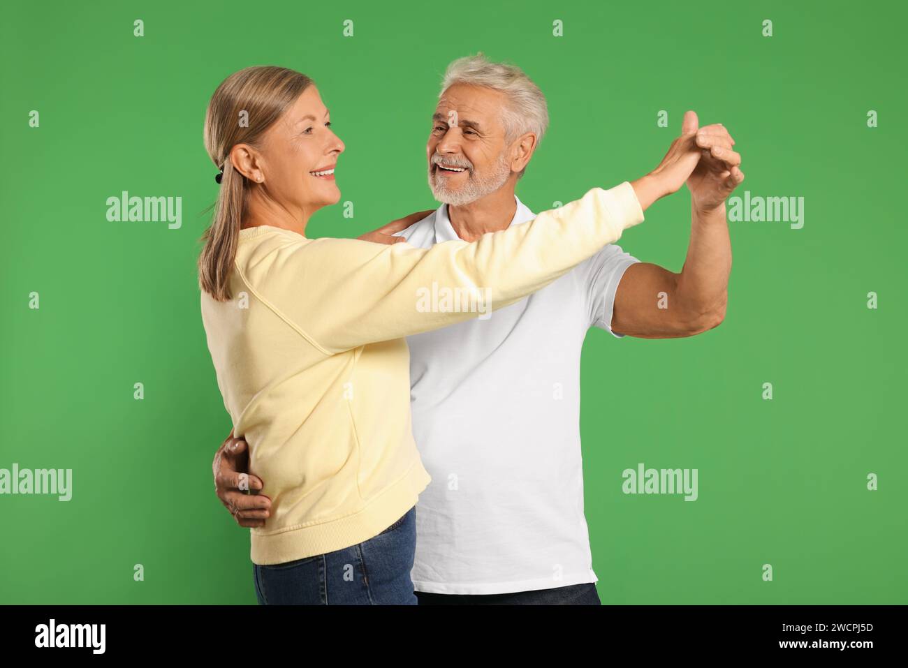 Old people dancing together hi-res stock photography and images - Alamy