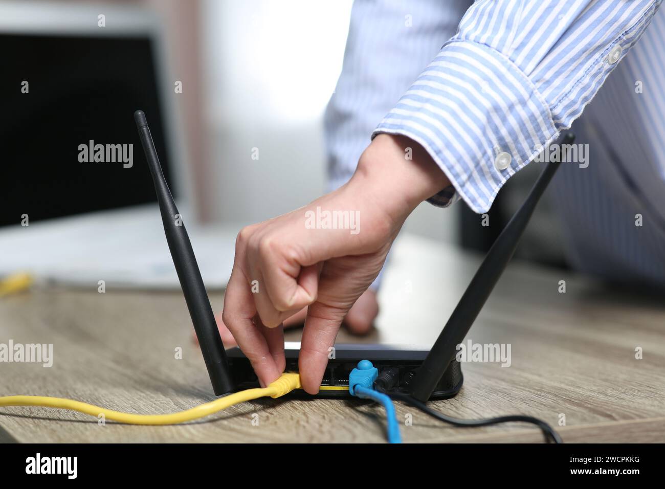 Hands ethernet cable router hi-res stock photography and images - Alamy