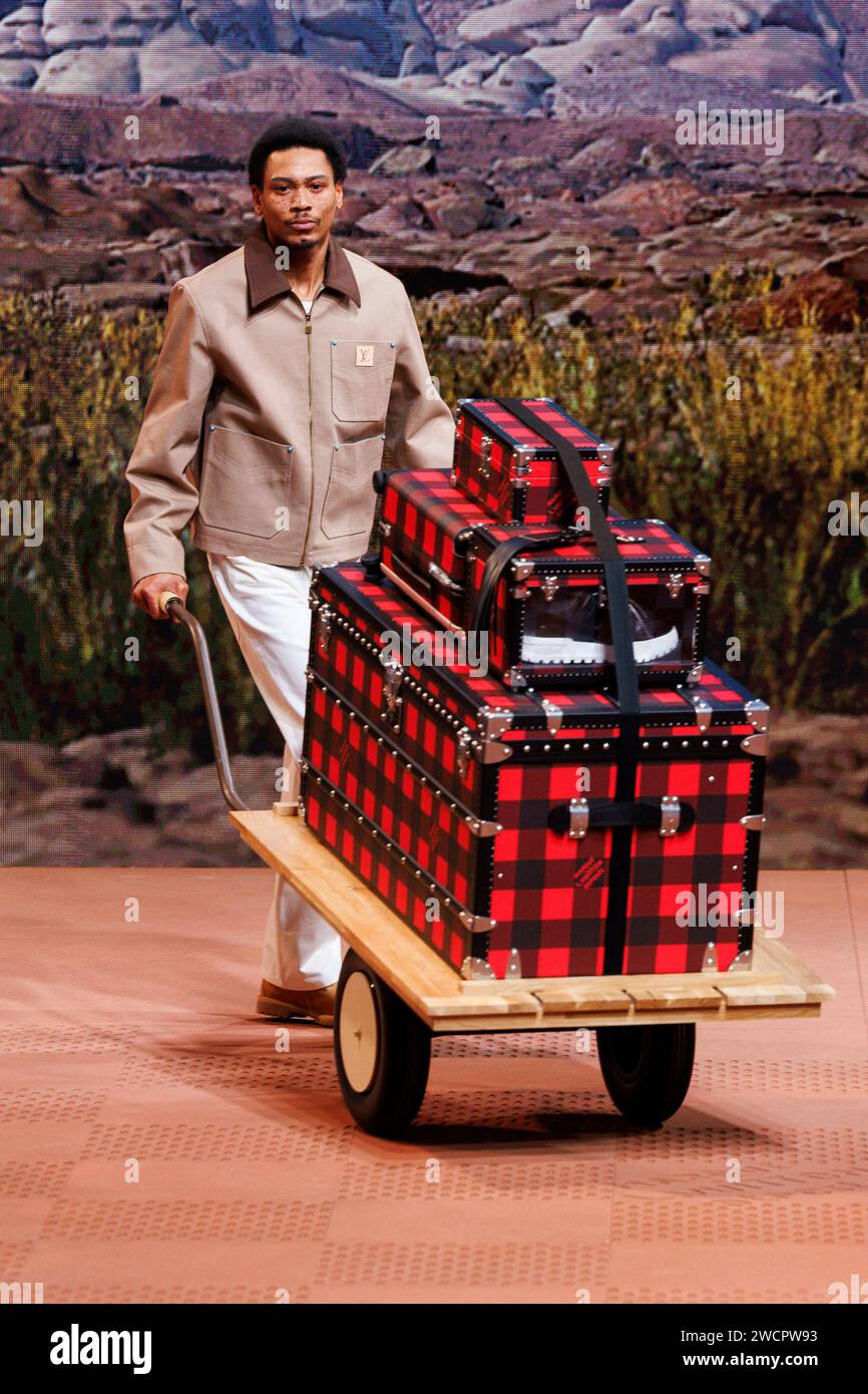 Louis vuitton winter 2024 mens hi-res stock photography and images - Alamy