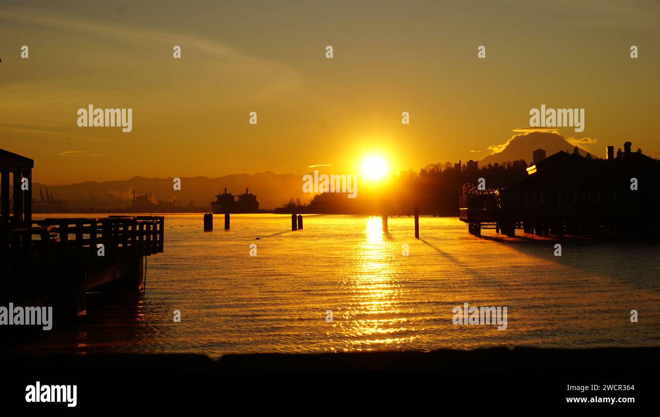 Tacoma WA, Sunrise, Waterfront and Mount Rainier Stock Photo - Alamy