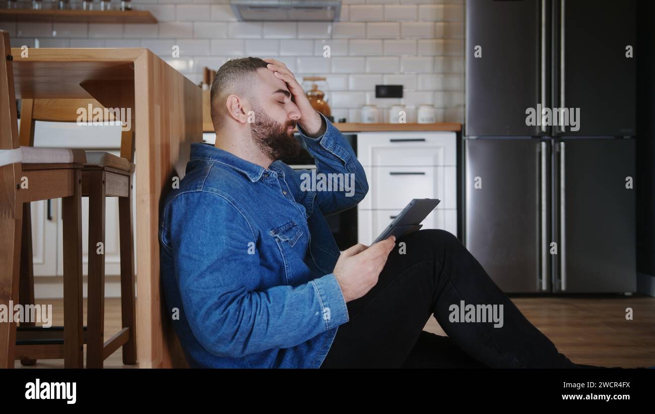 Man leaning against kitchen counter hi-res stock photography and images ...