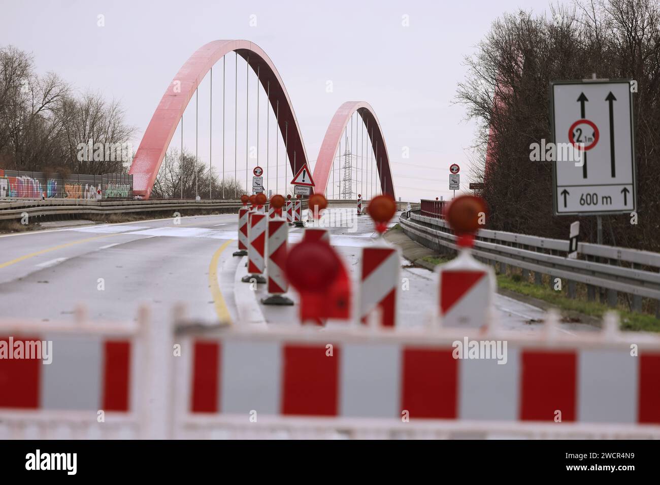 Essen, Germany. 16th Jan, 2024. The federal highway bridge on the A42 ...