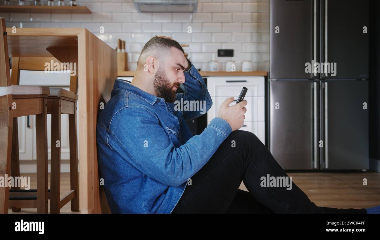 Man leaning against kitchen counter hi-res stock photography and images ...