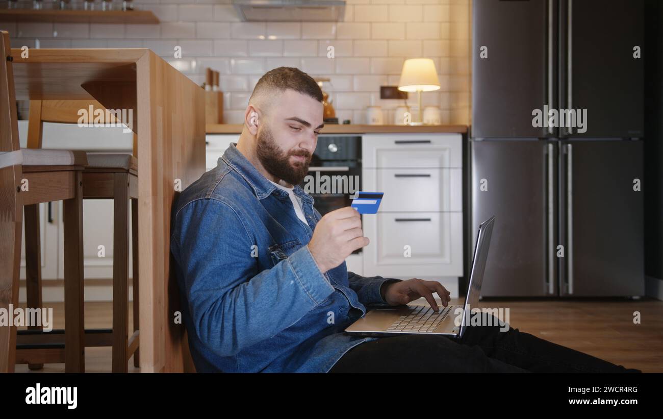 Man leaning against kitchen counter hi-res stock photography and images ...
