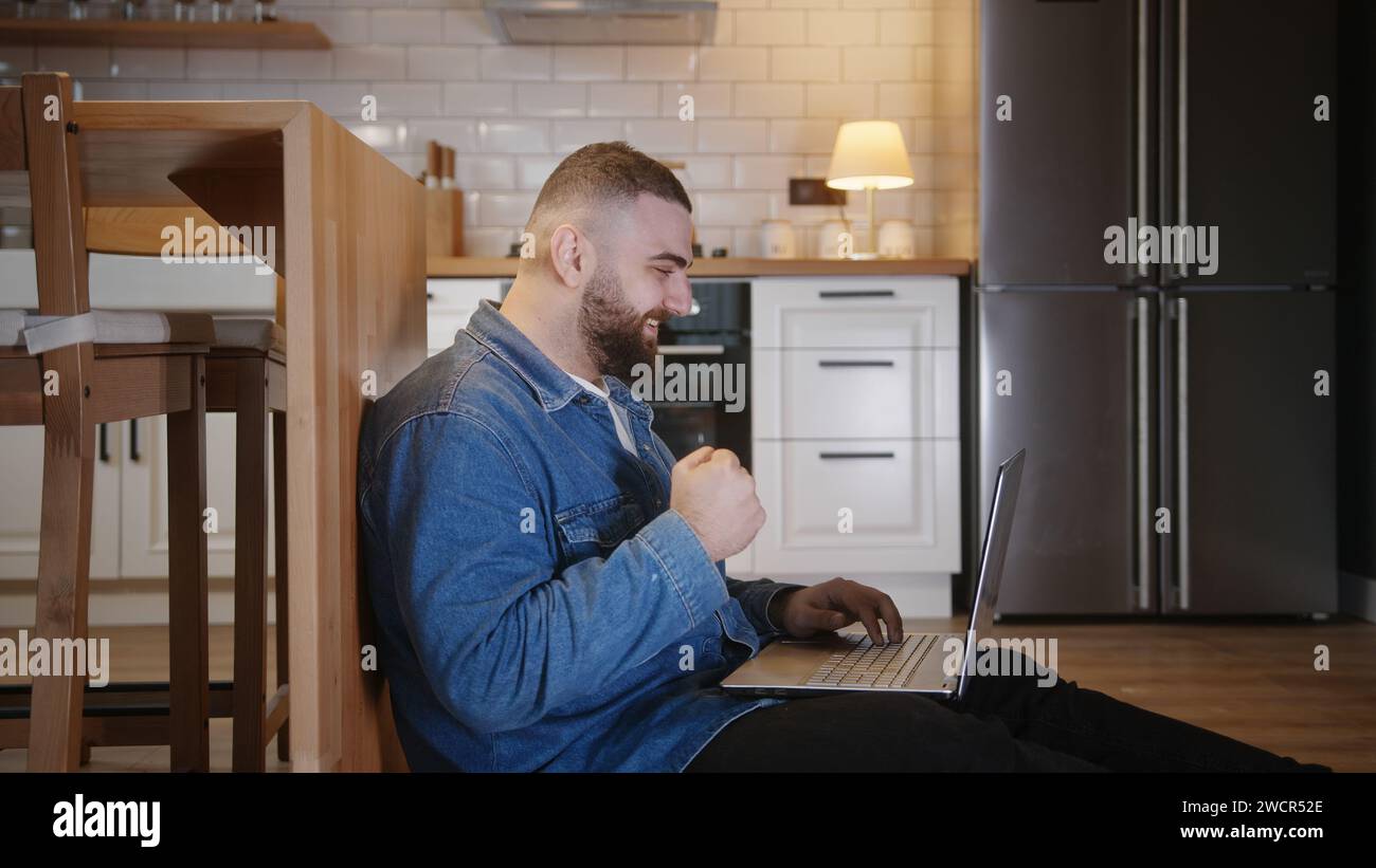 Man leaning against kitchen counter hi-res stock photography and images ...