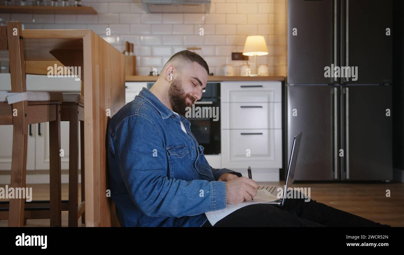 Man leaning against kitchen counter hi-res stock photography and images ...