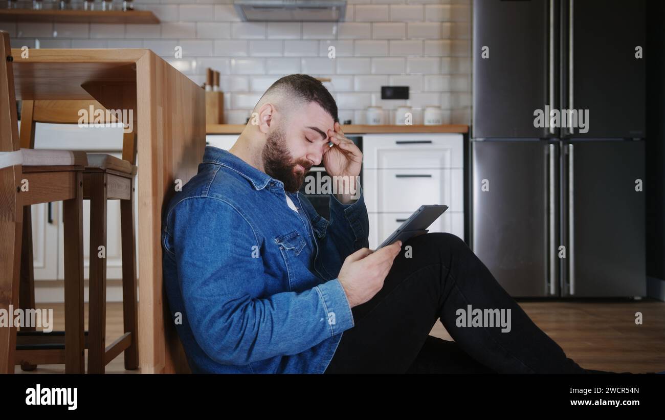 Man leaning against kitchen counter hi-res stock photography and images ...