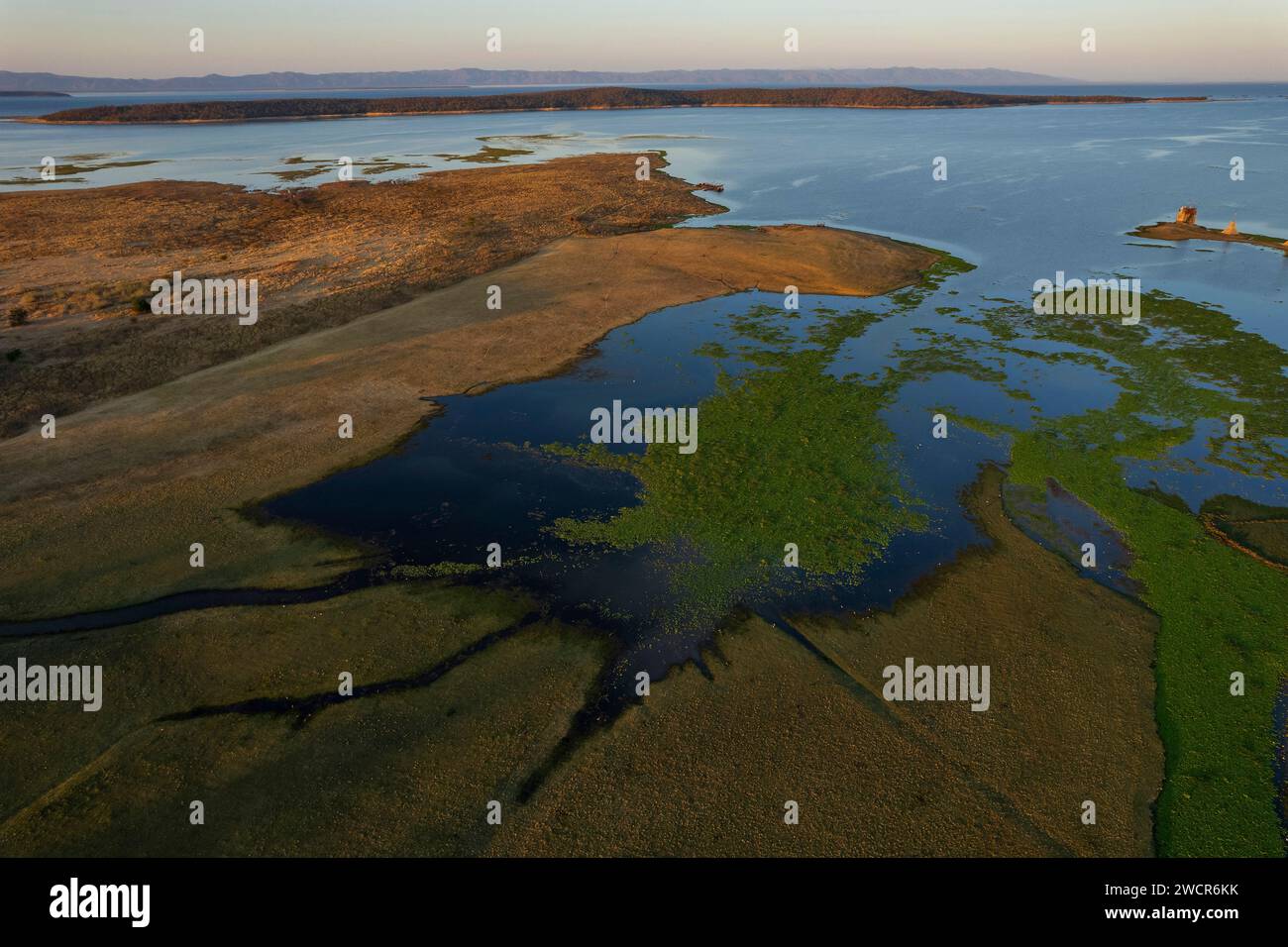 An abstract view of the shoreline of Lake Kariba, Zimbabwe Stock Photo ...