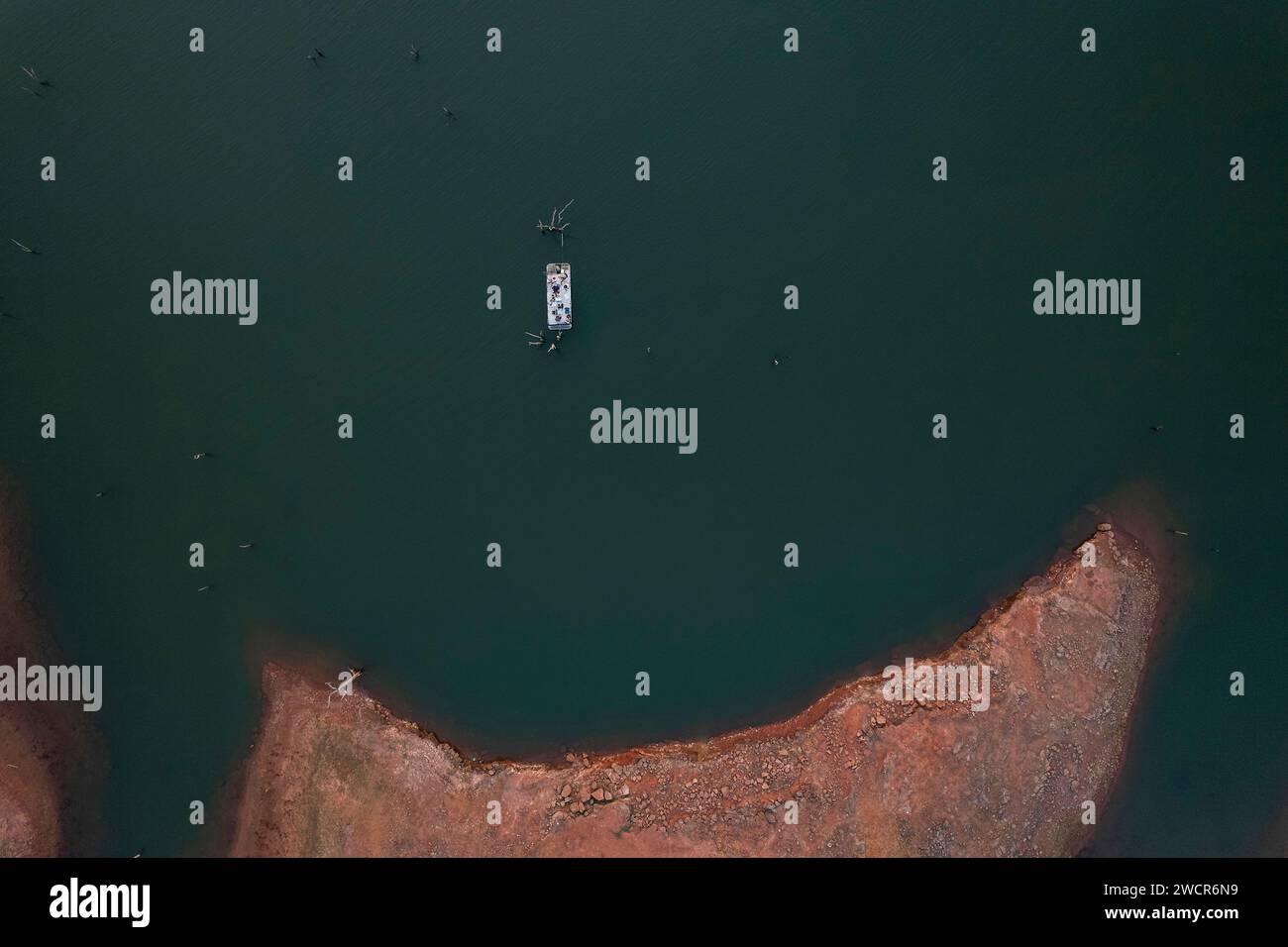 A boat seen from above on Zimbabwe's Lake Kariba Stock Photo - Alamy
