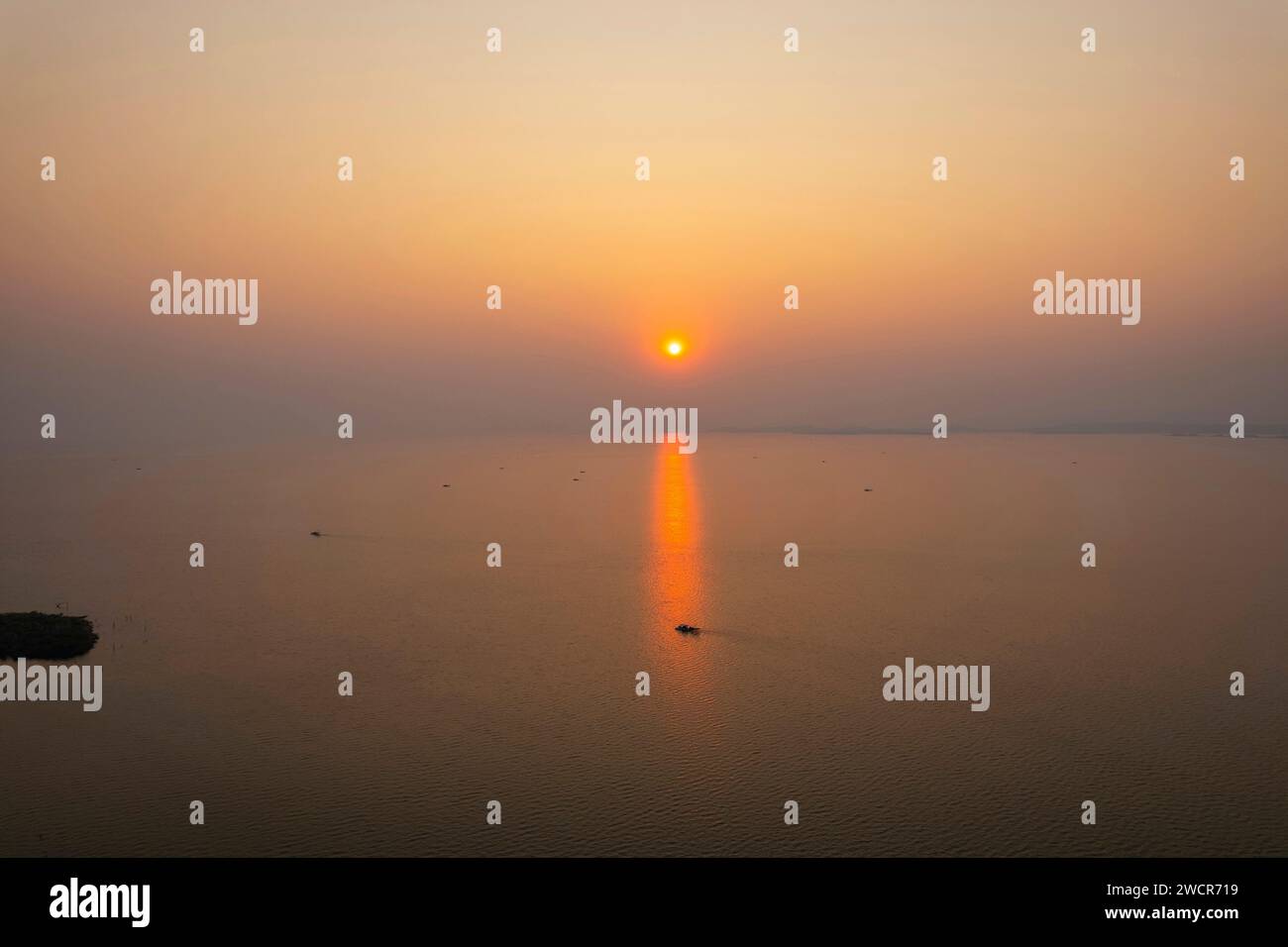 The sun setting over Lake Kariba in Zimbabwe Stock Photo - Alamy