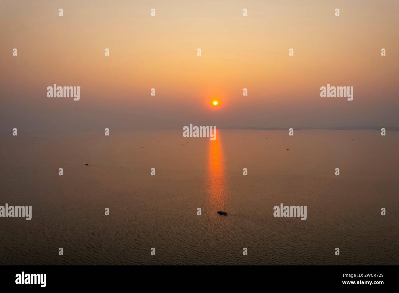 The sun setting over Lake Kariba in Zimbabwe Stock Photo - Alamy