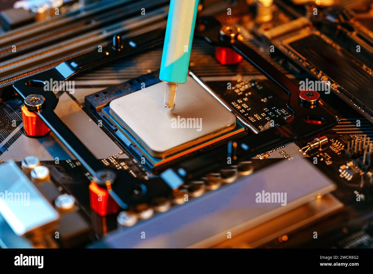 Applying thermal paste to a computer processor Stock Photo - Alamy
