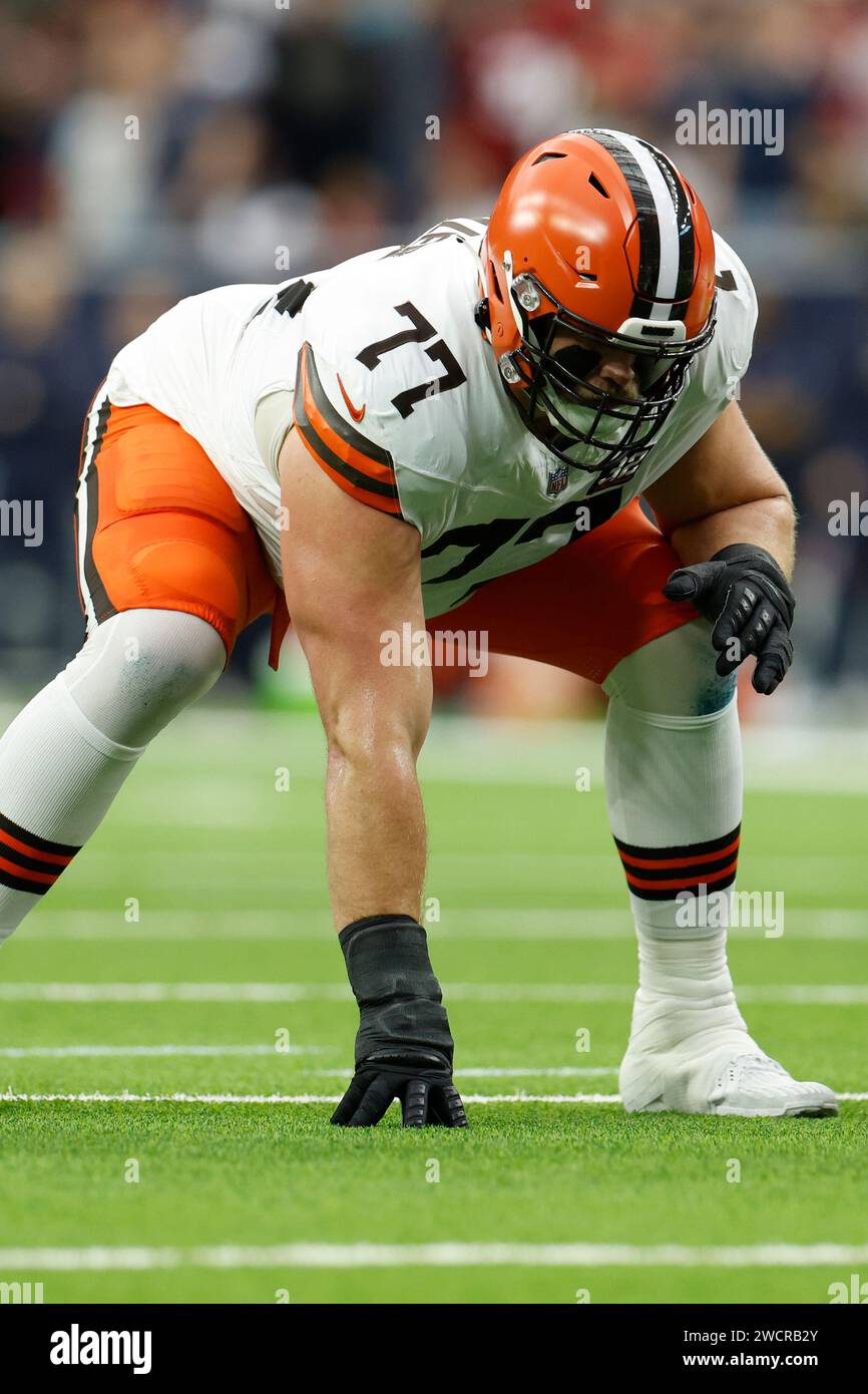 Cleveland Browns offensive lineman Wyatt Teller (77) lines up for the ...