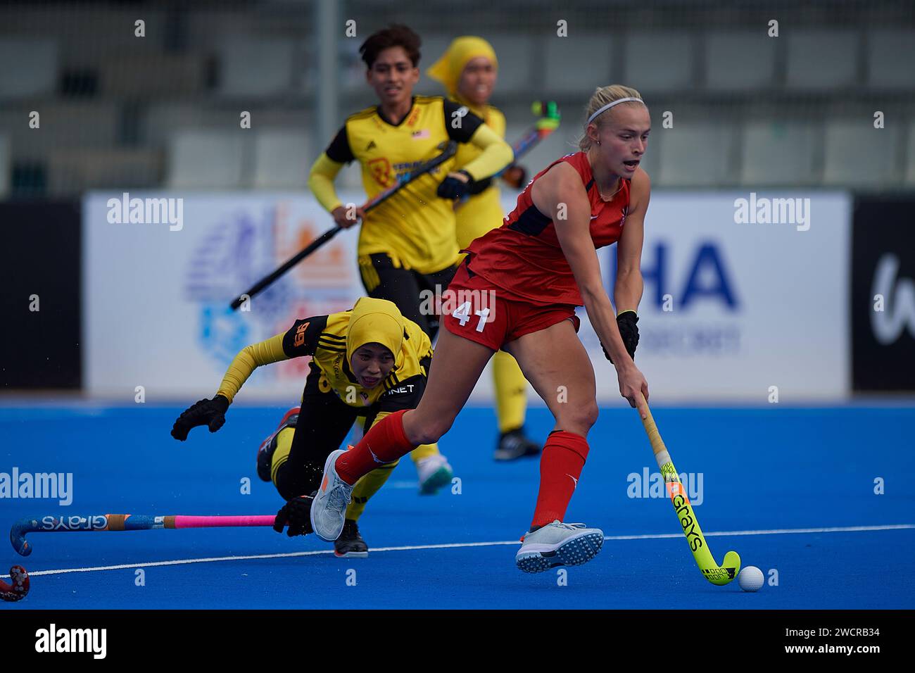 Valencia. 16th Jan, 2024. Lily Walker (front) of Britain vies with ...