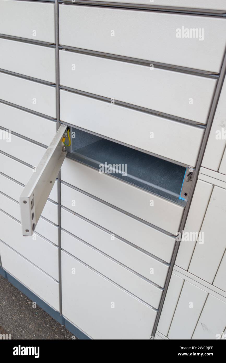 Logistics e commerce lockers hi-res stock photography and images - Alamy