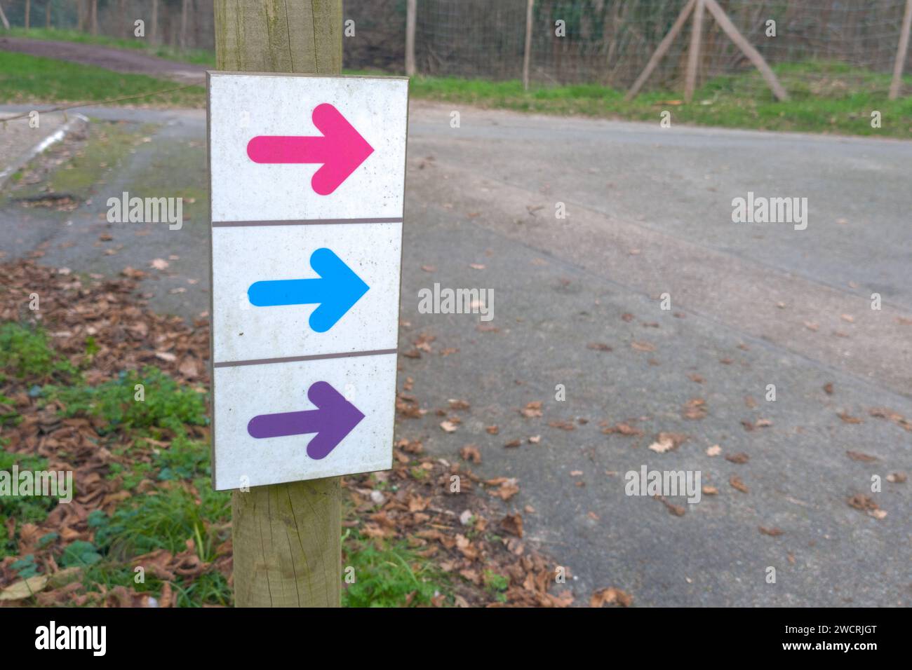 Hiking sign and colored directional arrows marking the different ...
