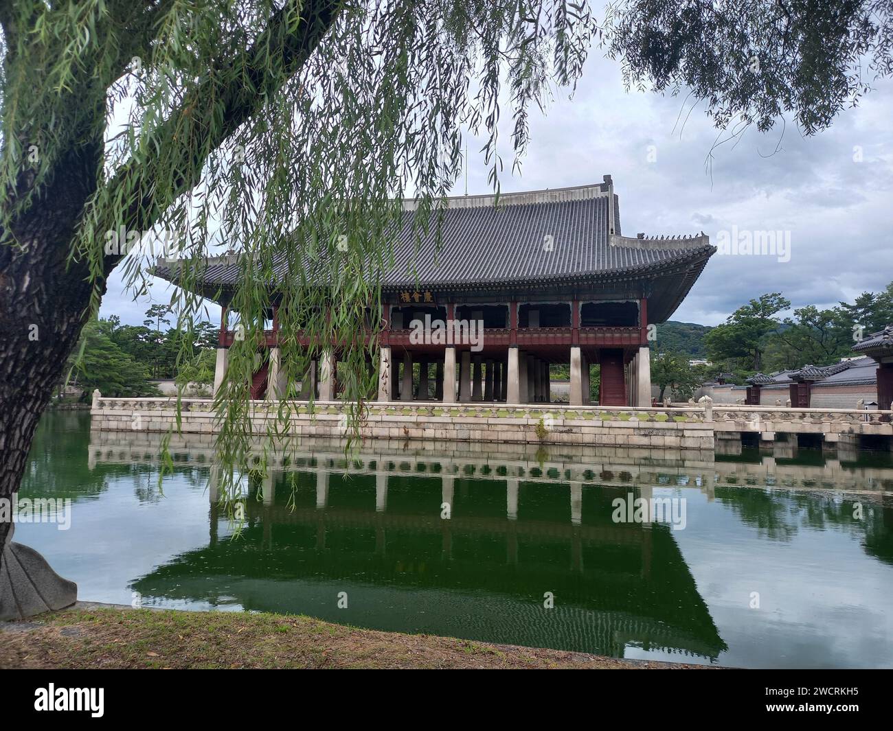 Korean palace pond hi-res stock photography and images - Alamy