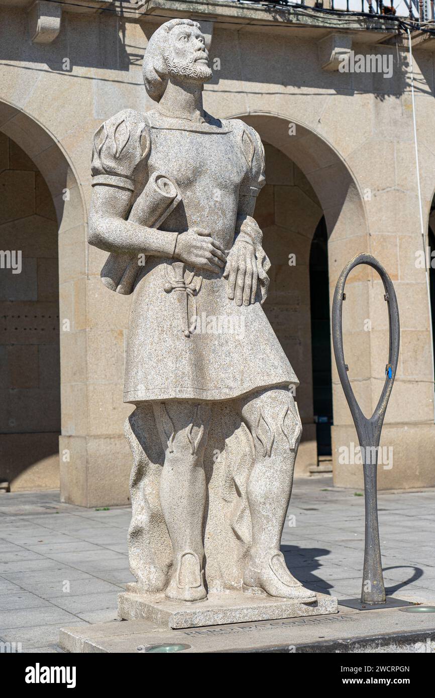 statue in honor of Pero da Covilhã who traveled by Vasco da Gama in ...