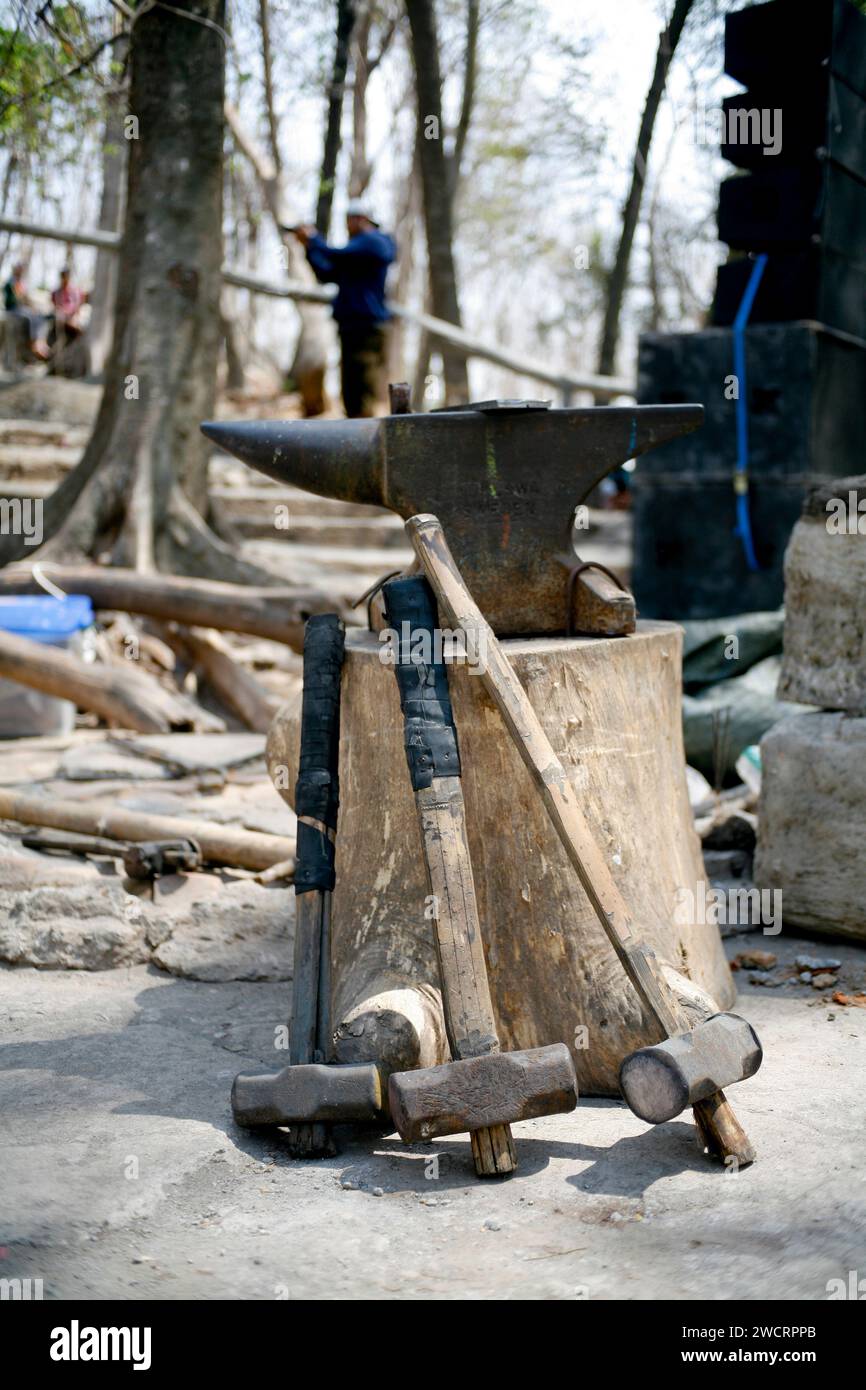 Smith hammer forging preparation hi-res stock photography and images ...