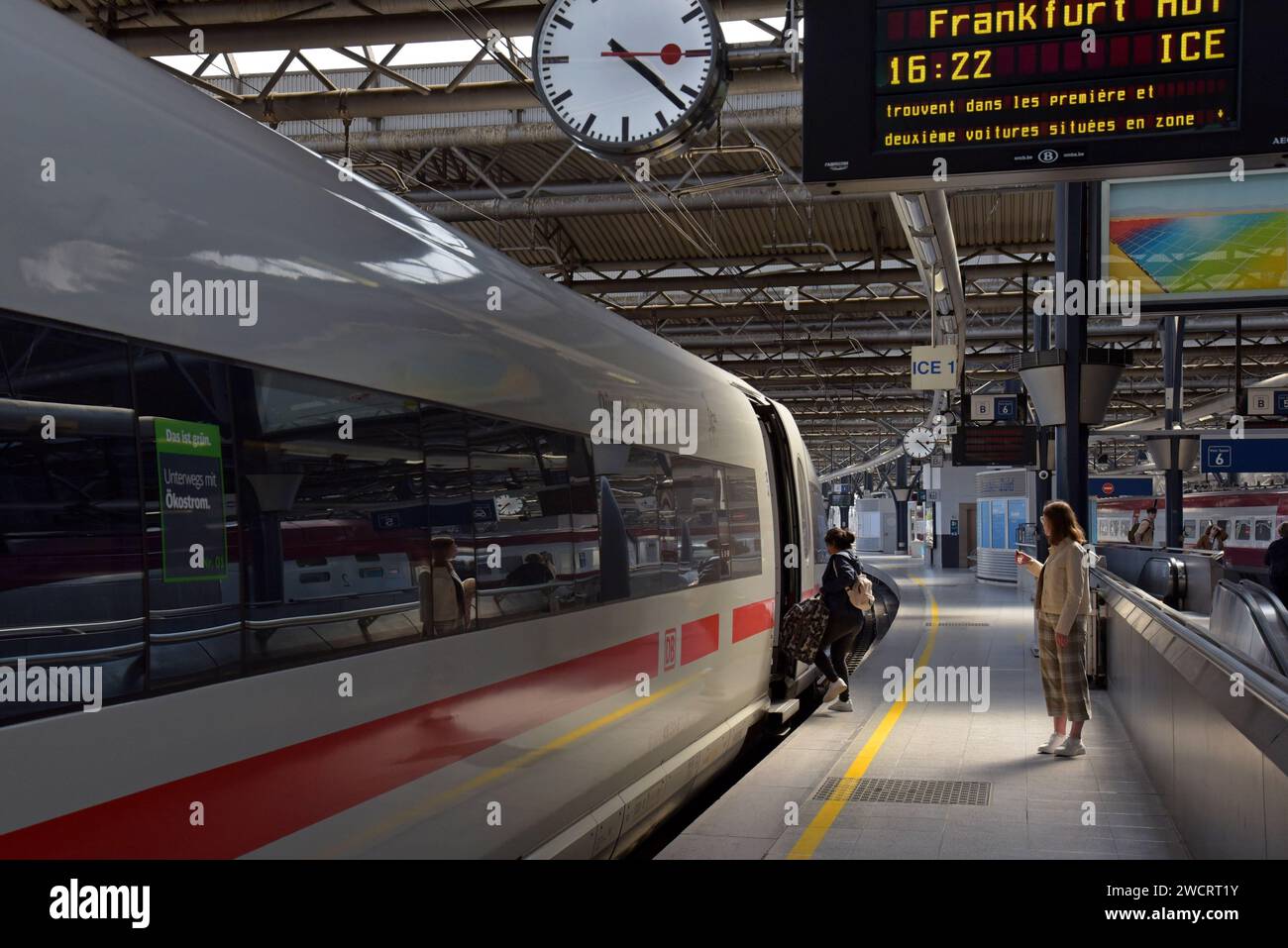 Passengers getting on a Deutsche Bahn ICE inter city high speed train ...