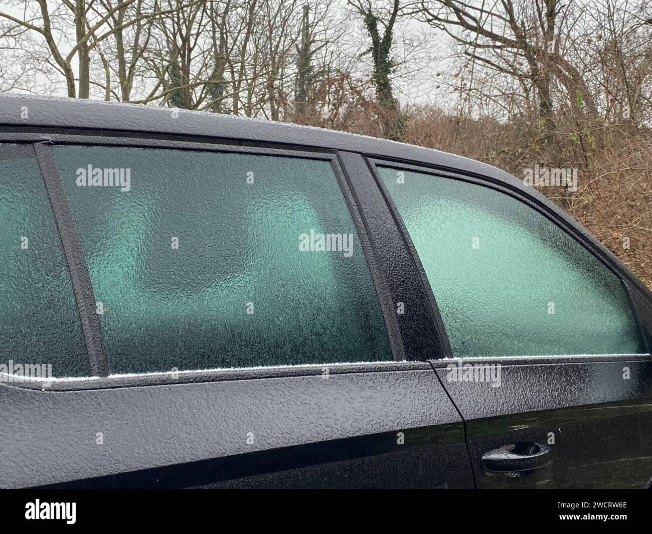 Eisregen, Gefrierender Regen hat ein Auto mit einem Eispanzer überzogen ...