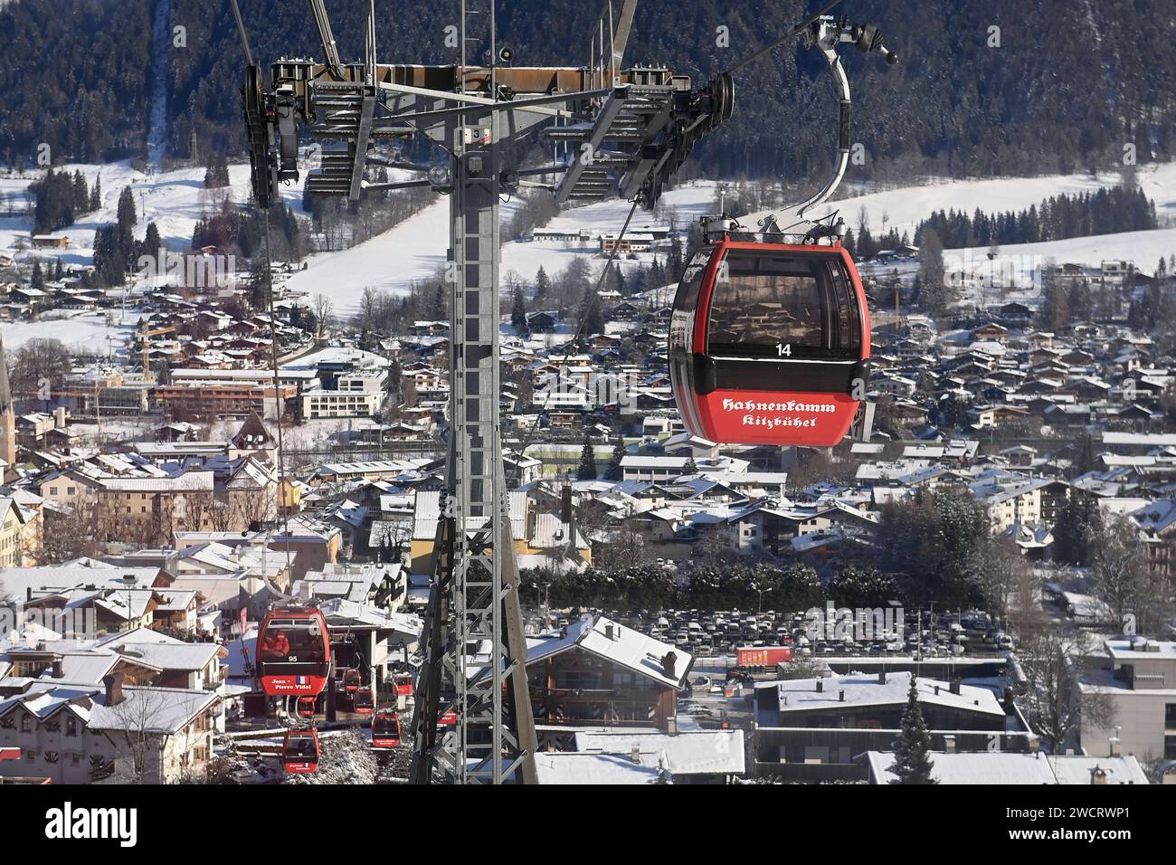 Blick auf Kitzbuehel aus einer Kabine der Hahnenkamm Bahn im Skigebiet ...