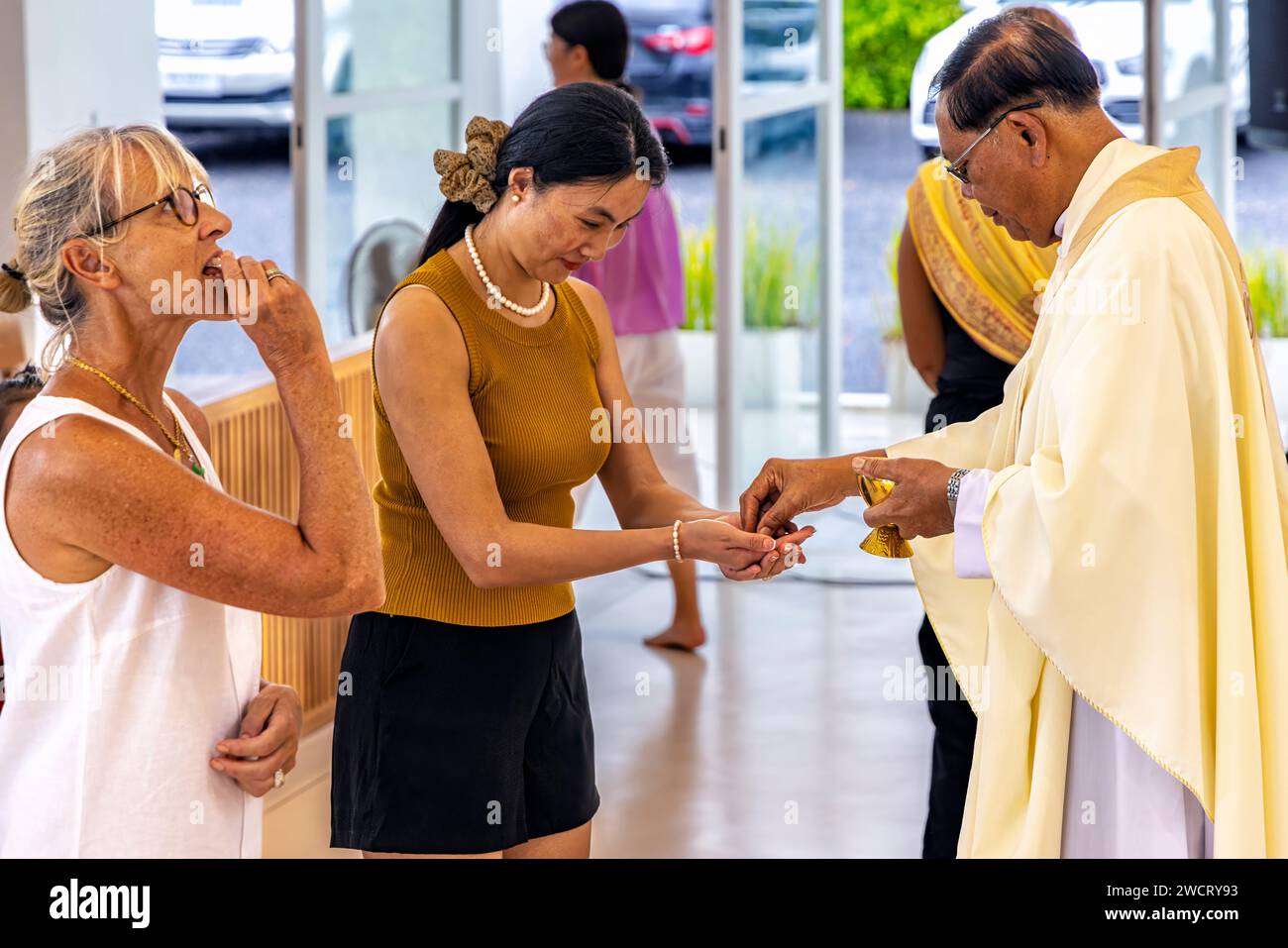 Catholic communion priest hi-res stock photography and images - Alamy