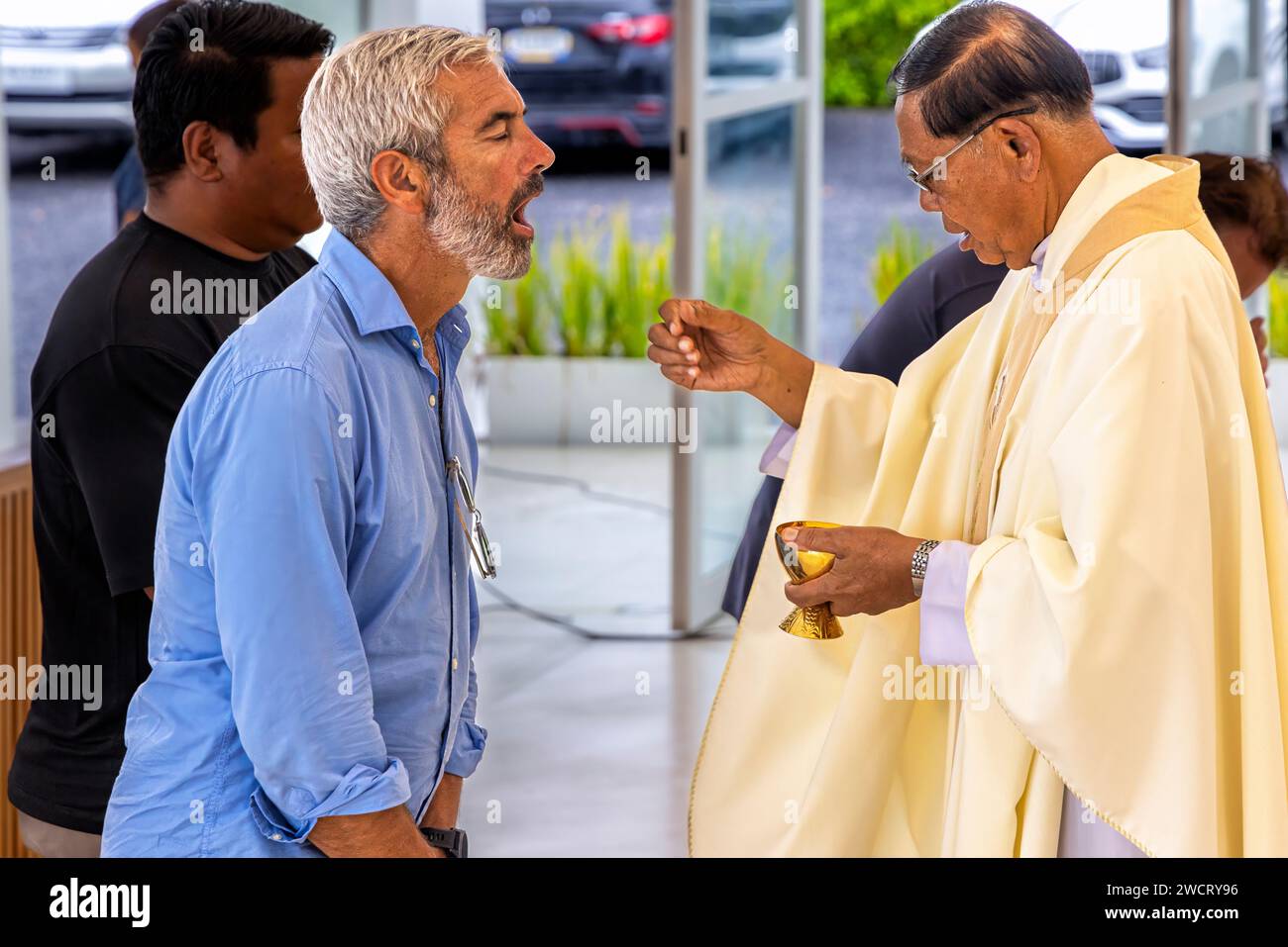 Catholic communion priest hi-res stock photography and images - Alamy