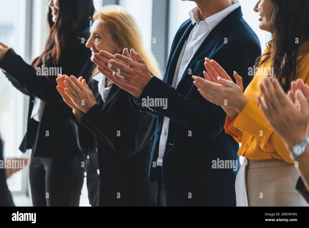 Audience clapping hands hi-res stock photography and images - Alamy