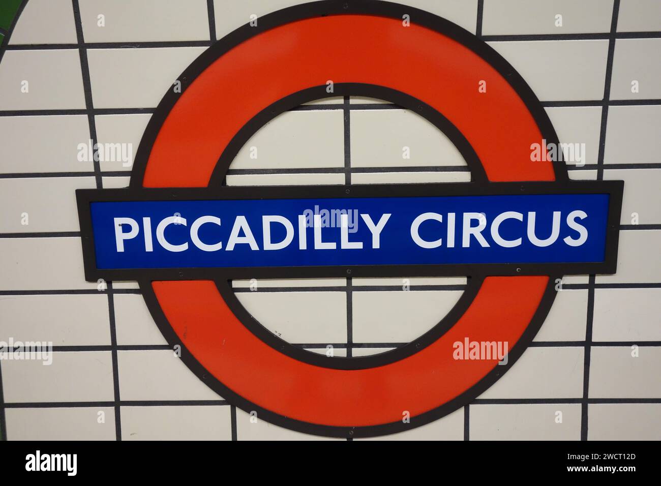 Piccadilly circus roundel hi-res stock photography and images - Alamy