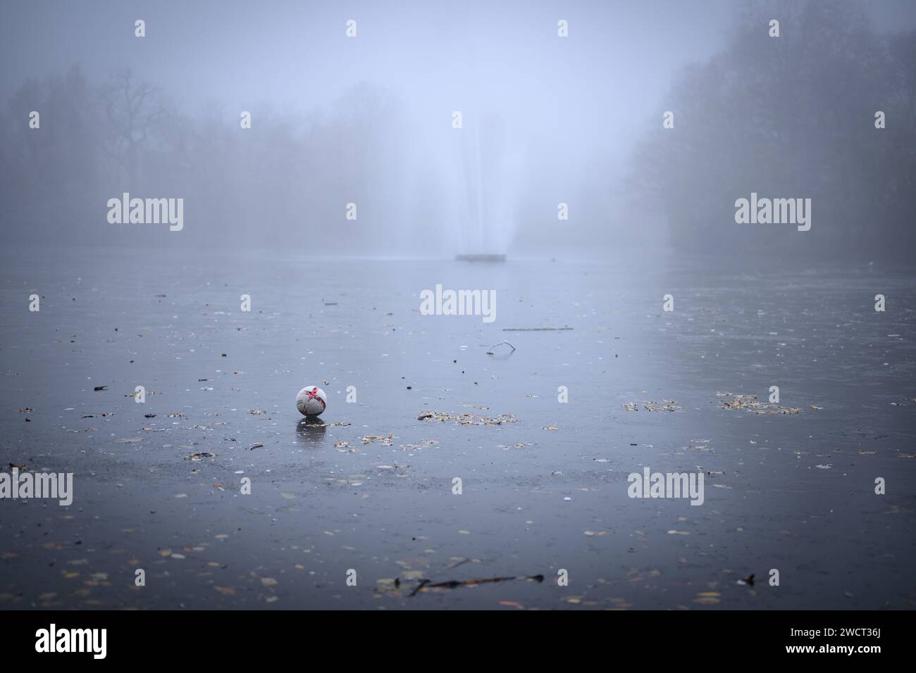 11th December 2022: A foggy day in Victoria Park, Tower Hamlets, East ...