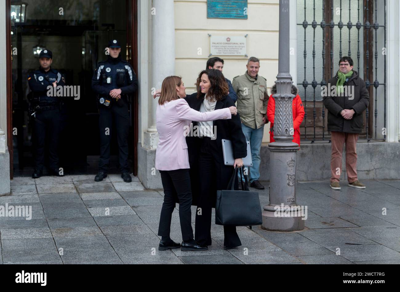 The president of the Community of Madrid, Isabel Díaz Ayuso (right ...