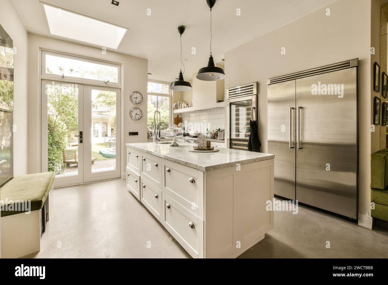 Modern kitchen island garden hi-res stock photography and images - Alamy