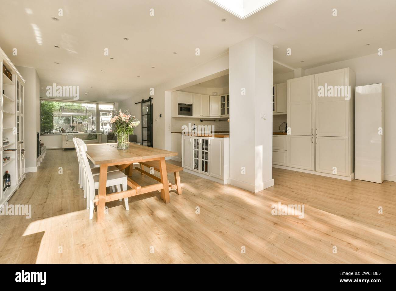 Large open plan living room kitchen hi-res stock photography and images ...