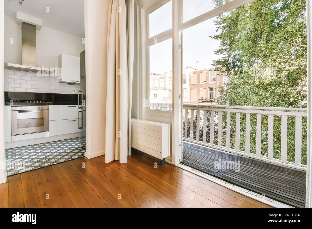 Door opens and bright light hi-res stock photography and images - Alamy