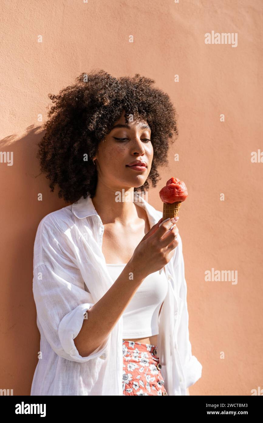 Relaxed moment enjoying ice cream hi-res stock photography and images ...