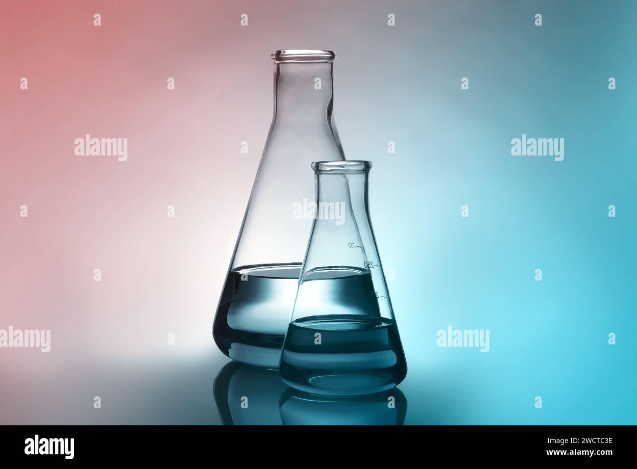 Conical flasks hi-res stock photography and images - Alamy