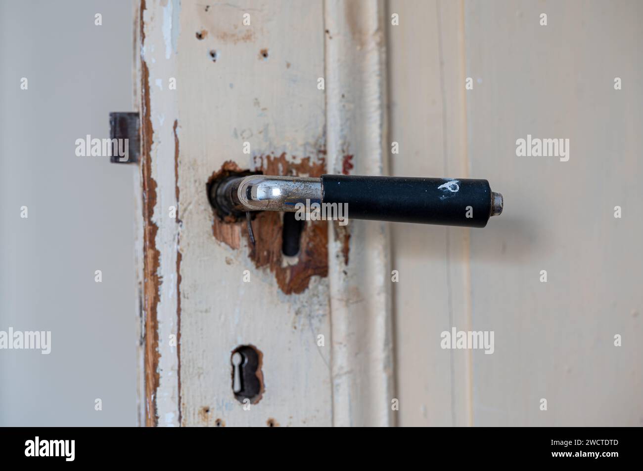 Old inner door with worn handle and lock Stock Photo - Alamy
