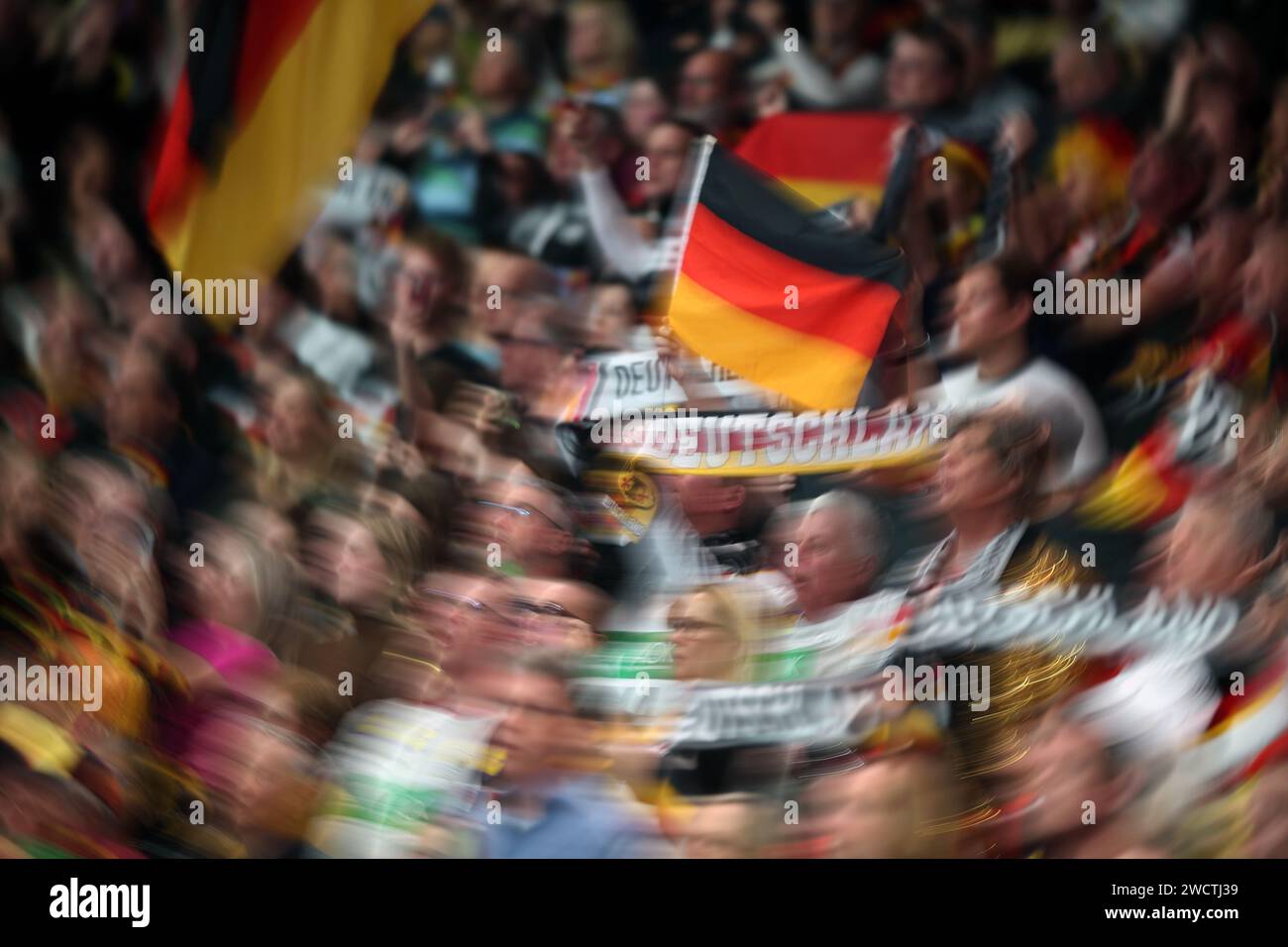 Zuschauer Fans in der Mercedes benz Arena France vs Germany EHF Mens ...