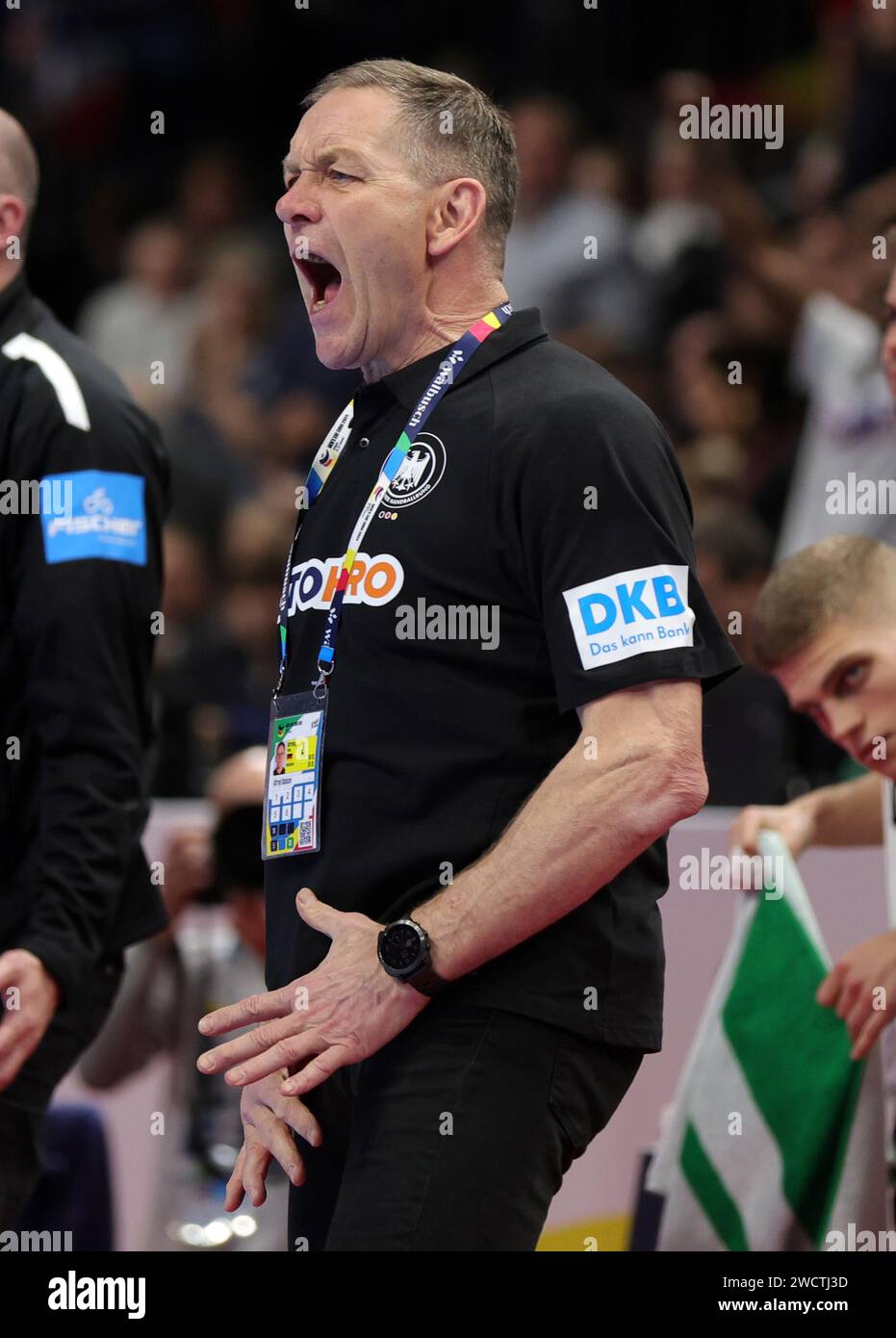 Feuert seine Spieler an : Alfred GISLASON DHB Bundestrainer head coach ...