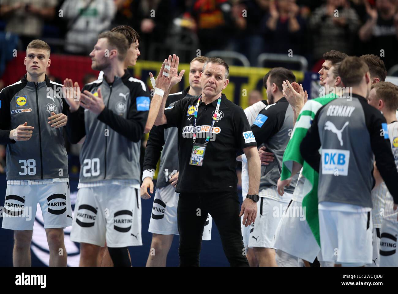 Alfred GISLASON DHB Bundestrainer head coach of Germany klatscht mit ...