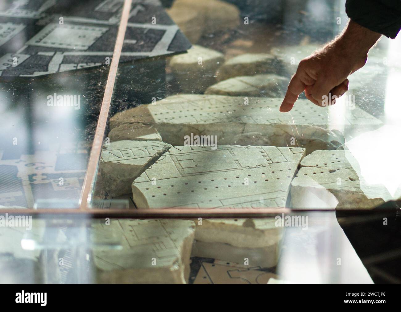 Rome, Italy. 16th Jan, 2024. A visitor points at the fragments of the ...