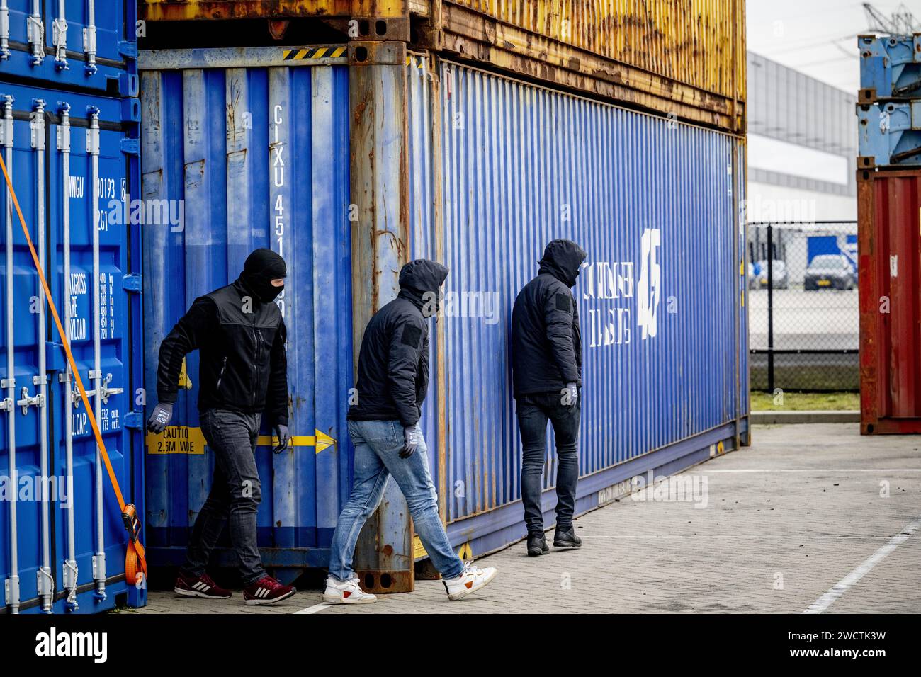 ROTTERDAM - Extractors during a demonstration about Customs' working ...
