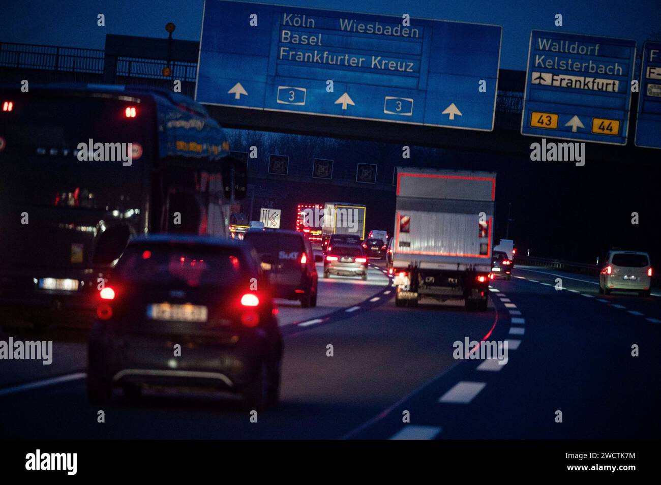 Autobahn A3 17.01.2024 Frankfurt PKW und LKW fahren in der Nacht auf der Autobahn A3 Richtung ...