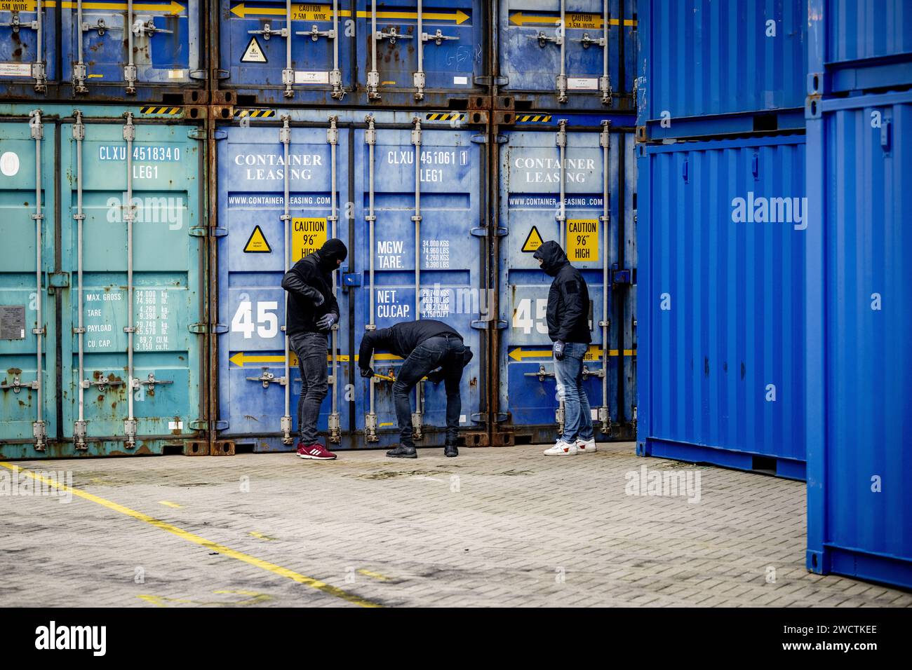 ROTTERDAM - Extractors during a demonstration about Customs' working ...