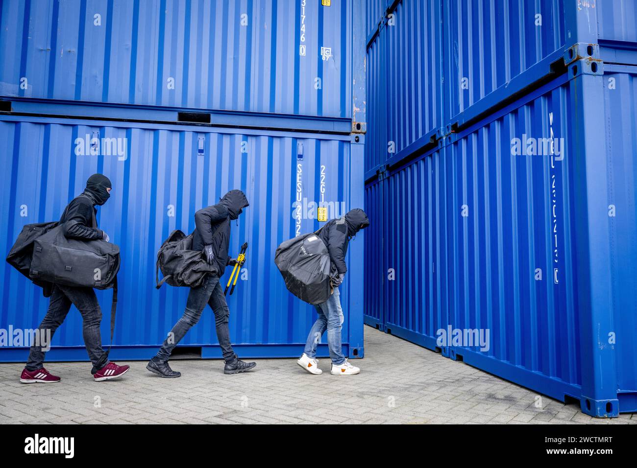 ROTTERDAM - Extractors during a demonstration about Customs' working ...
