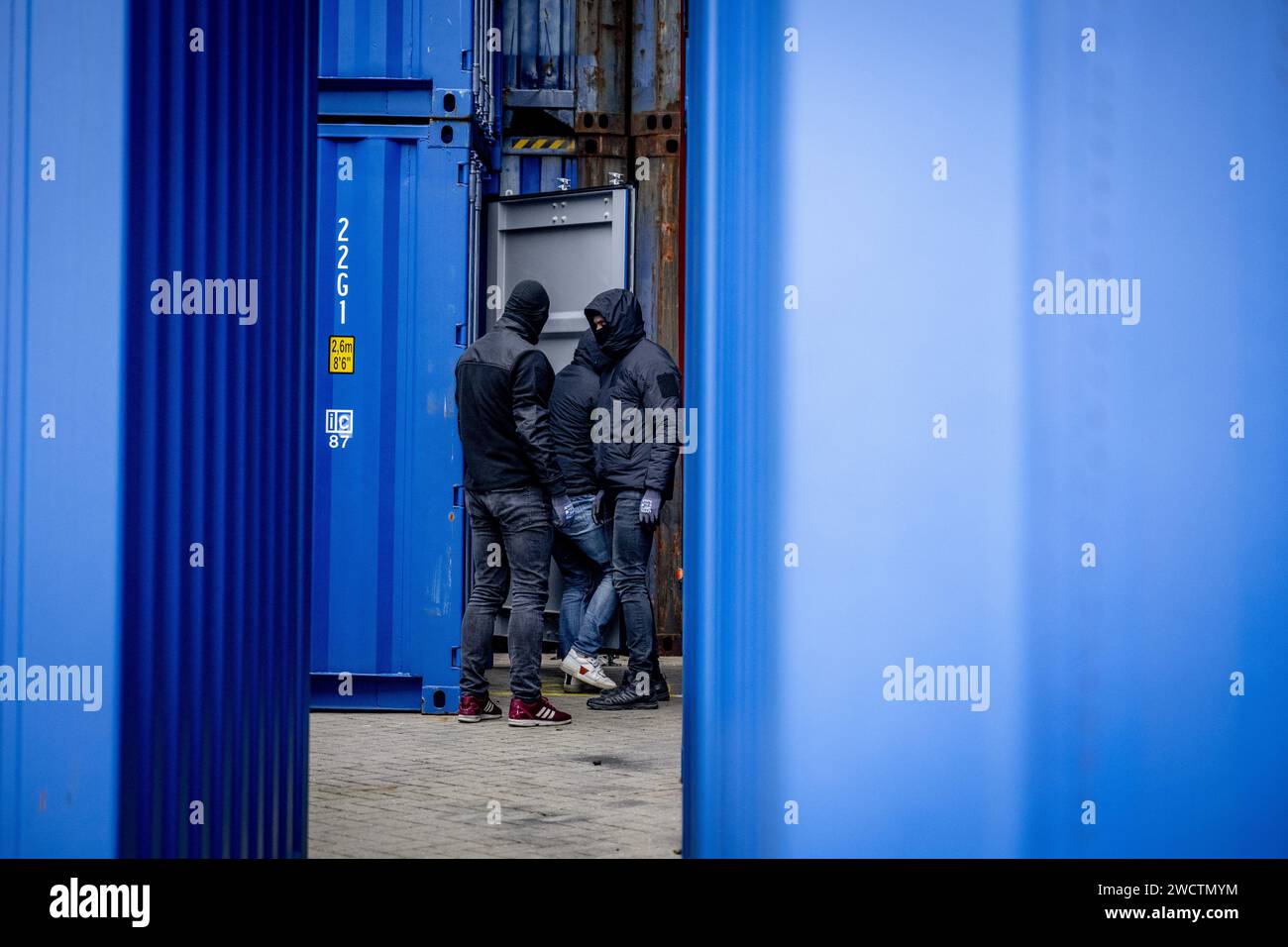 ROTTERDAM - Extractors during a demonstration about Customs' working ...