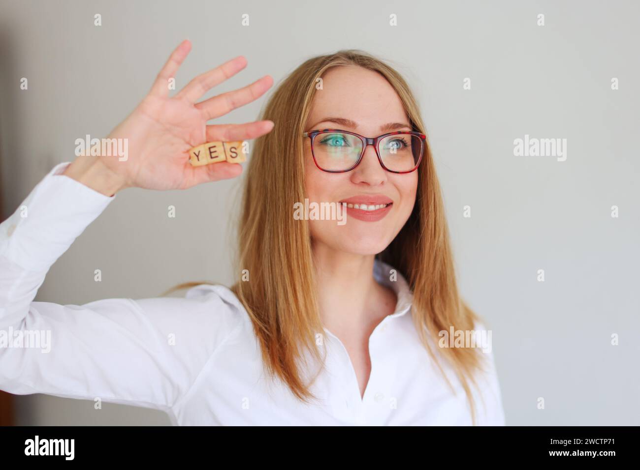 Girl holding sign question mark hi-res stock photography and images - Alamy