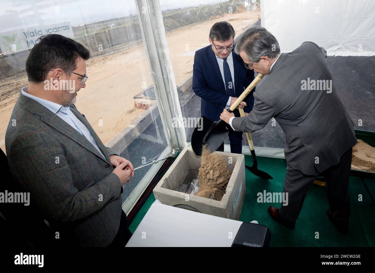Valecarros president, Luis Roca (1r), during the groundbreaking ...